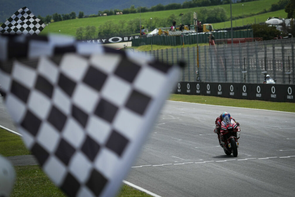What the flag? A guide to flags and signals in MotoGP – Elbows Down
