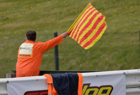 What the flag? A guide to flags and signals in MotoGP – Elbows Down