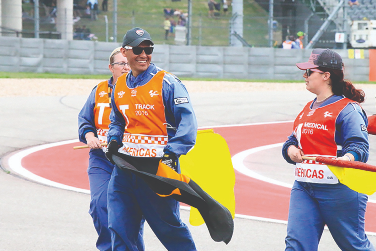 What the flag? A guide to flags and signals in MotoGP – Elbows Down